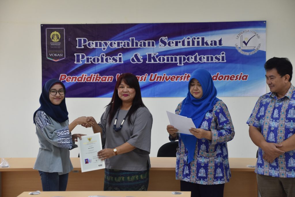 Penyerahan Sertifikat LSK Komunikasi Penyiaran | Program Pendidikan ...